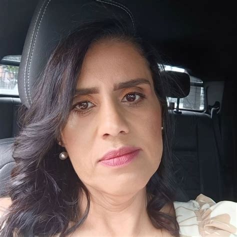 E Hoje é Feriado Dia Da Minha Irmã Gêmea De Idade Diferente Da Cara