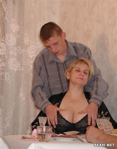 Горячая мамочка напилась и трахнулась с молодыми парнями Pic