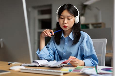 컴퓨터 실내 근처에서 색상 팔레트로 작업하는 한국 여성 디자이너 18 19세에 대한 스톡 사진 및 기타 이미지 18 19세 개념 검사 보기 Istock