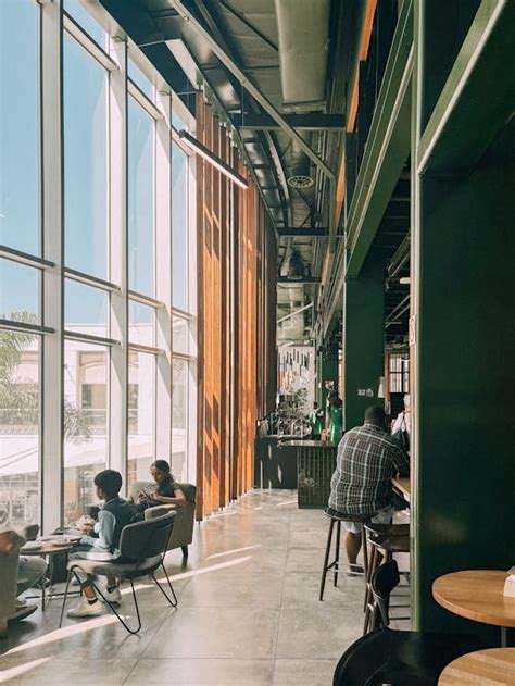 실내 가구 건물 건축 녹색 벽 높은 천장 대화 도시 도시의 디자인 레저 막대기 바닥 분위기 사람 사회화 산업 스타일 심미적 인 아늑한