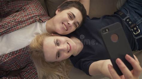 Duas Meninas L Sbicas Novas Encontram Se No Sof Fazem O Selfie Em Um Smartphone Amantes Lgbt
