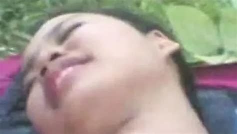 야외에서 섹스하는 인도 소녀 xHamster