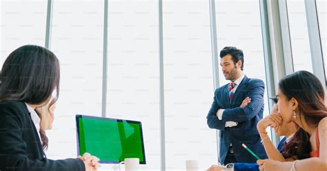 사무실 테이블에 녹색 스크린 크로마 키 Tv 또는 컴퓨터가 있는 회의실의 비즈니스 사람들 화상 회의에서 만나는 사업가와 사업가의 다양한 그룹 사진 Unsplash의