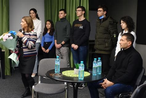 Фондация „Пътеки към бъдещето“ осигури едногодишни стипендии за девет талантливи деца от Бургас