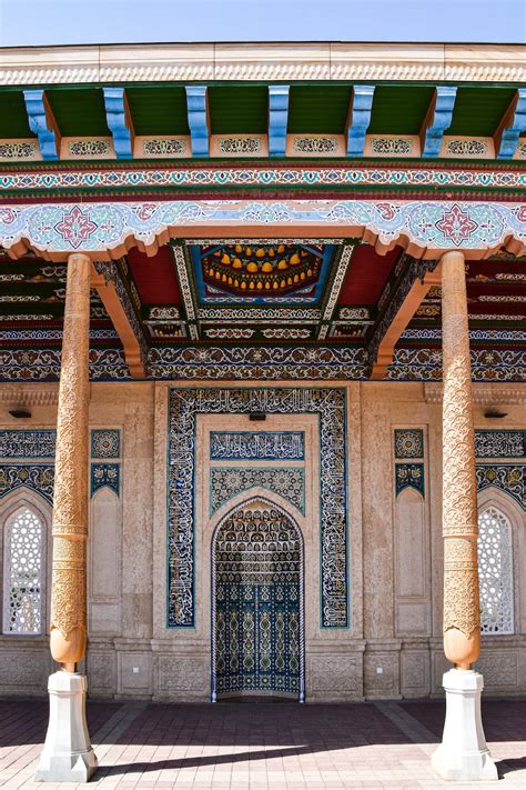 기둥과 아치가있는 화려한 건물 사진 Unsplash의 무료 우즈베키스탄 이미지