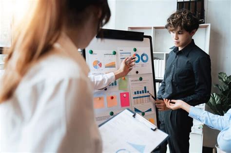 팀 작업 프로세스 마케팅 전략 브레인스토밍 현대 사무실의 서류 작업 및 디지털 프리미엄 사진