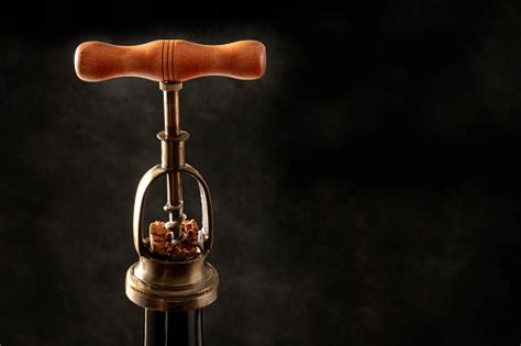 와인 디자인 템플릿입니다 빈티지 코르크 스크류 복사 공간 검은 배경에 병에서 코르크를 당겨 0명에 대한 스톡 사진 및 기타 이미지 Istock
