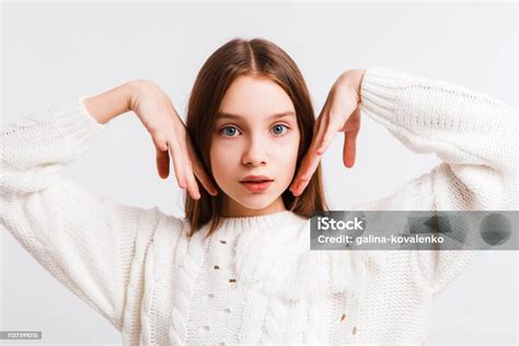 밝은 회색 배경에 흰색 니트 스웨터에 감정적인 십 대 소녀 텍스트에 대 한 공간입니다 광고에 대한 스톡 사진 및 기타 이미지 광고 귀여운 눈 신체 부분 Istock