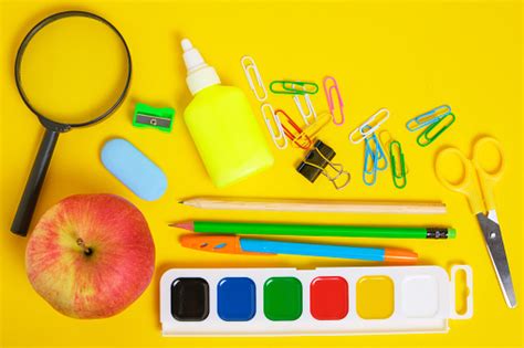 학교 용품 및 문구류 노란색 배경 학교에 아이를 준비시킵니다 0명에 대한 스톡 사진 및 기타 이미지 0명 개념 개인 장식품 Istock