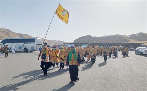Cjh Berseragam Batik Awan Berarak Kibarkan Bendera Mempawah Di Tanah