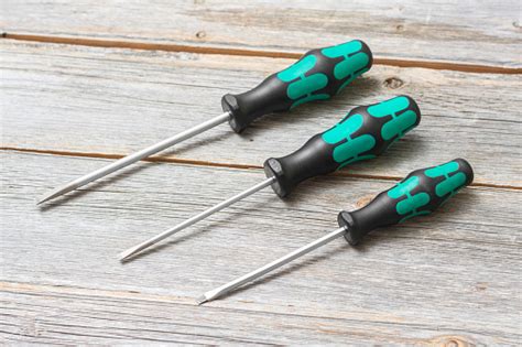 회색 나무 테이블에 드라이버 세 설치 또는 전기 기술자의 건설 도구 텍스트 공간의 복사본이 있는 위쪽 보기입니다 수평 방향 0명에 대한 스톡 사진 및 기타 이미지 Istock