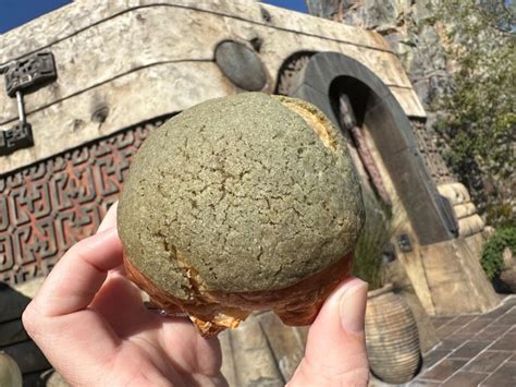 Review Polystarch Puffbread Pastry In Star Wars Galaxys Edge At