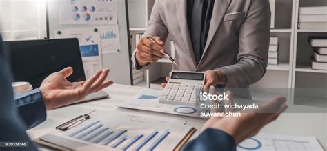 사무실 회의실에서 두 명의 비즈니스 사람들이 프로젝트 전략을 이야기합니다 사업가는 금융 데이터 보고서에 대한 대화와 조언을 하면서 현대 직장에서 동료와 프로젝트 계획에 대해