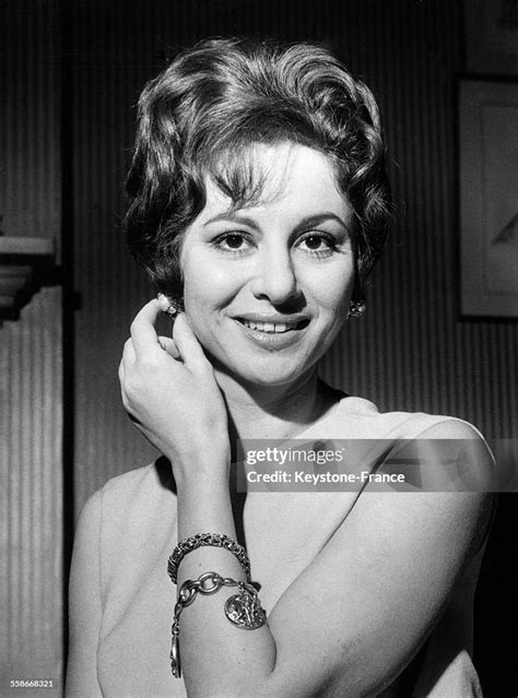 Portrait De Lactrice égyptienne Faten Hamama Lors Dune Conférence