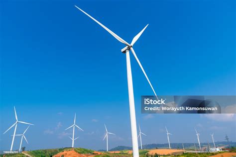 풍력 터빈은 깨끗한 에너지를 생산하기 위해 산에 설치 녹색 에너지 개념 0명에 대한 스톡 사진 및 기타 이미지 0명 개발 구름 Istock