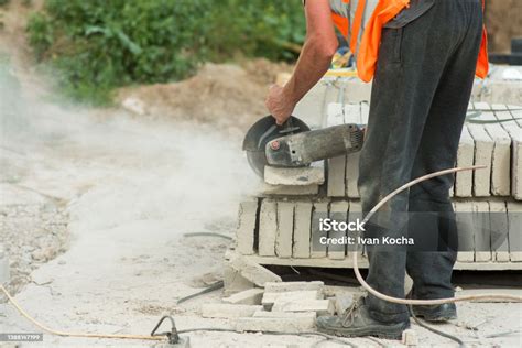 바지의 작업자가 전기 분쇄기를 사용하여 콘크리트 연석 조각을 잘라내고 클로즈업 건설 산업에 대한 스톡 사진 및 기타 이미지 건설 산업 건설 장비 건설 현장 Istock