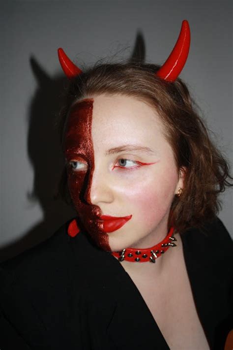 할로윈을 위한 악마 메이크업을 한 갈색 머리 여성 · 무료 스톡 사진