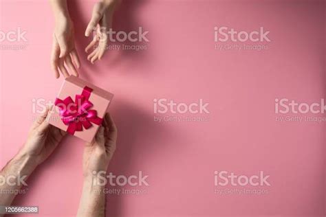 발렌타인 데이 축하 개념입니다 사랑하는 사람의 좋은 선물 섬세한 분홍색 배경에 남자와 여자의 활 손이 상자 공간을 복사합니다 플랫 레이 2월에 대한 스톡 사진 및 기타