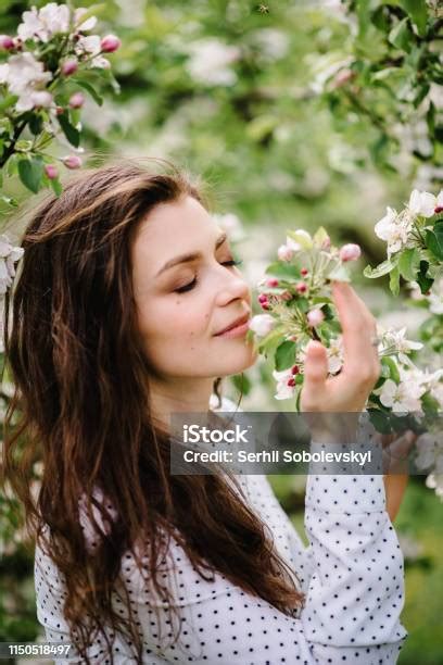 사과와 벚꽃 나무의 배경에 여자 봄 정원에서 녹색 잔디밭에 아름 다운 드레스 산책에 사랑 스러운 여자의 초상화 4월에 대한 스톡 사진 및 기타 이미지 Istock
