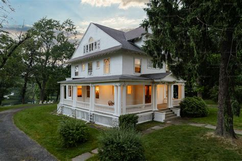 길가에 앉아있는 커다란 하얀 집 사진 Unsplash의 집 이미지