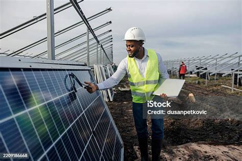 태양 전지판을 제어하는 태양 광 발전소에서 노트북을 사용하는 인종 간 검사관 재생 에너지에 대한 스톡 사진 및 기타 이미지 재생 에너지 건물 외관 검사 보기 Istock
