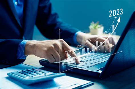 가상 홀로그램 차트 그래프로 책상 위에서 2023 년 비즈니스 성장을 계획하는 사업가 투자에 대한 소득과 이익 계산 및 긍정적 인 성장 지표의 증가 주식 수익률 2022년에