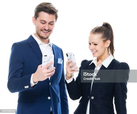 흰색 배경 앞에 서있는 백인 여성 사업가가 비즈니스 캐주얼을 입고 골판지를 들고 스마트 폰을 사용합니다 2명에 대한 스톡 사진 및 기타 이미지 Istock