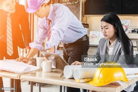 비즈니스 남자 상담 카페 배경으로 건축가 또는 엔지니어와 회의 2명에 대한 스톡 사진 및 기타 이미지 2명 건설 산업 건설업자 Istock