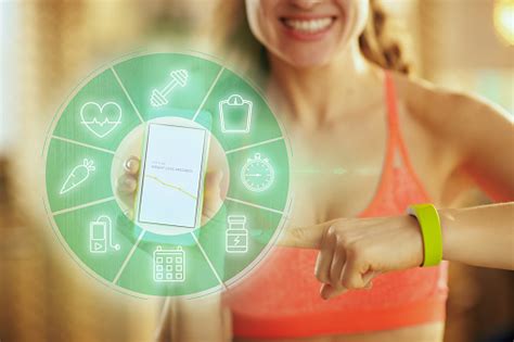 행복 맞는 여자의 손에 맞는 응용 프로그램과 함께 전화 화면에 근접 촬영 가리키기에 대한 스톡 사진 및 기타 이미지 가리키기 가상현실 가정 생활 Istock