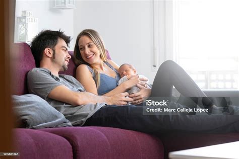 갓 태어난 아기와 함께 거실의 소파에 앉아있는 부모 부부 양 부모에 대한 스톡 사진 및 기타 이미지 양 부모 신생아 아기 Istock