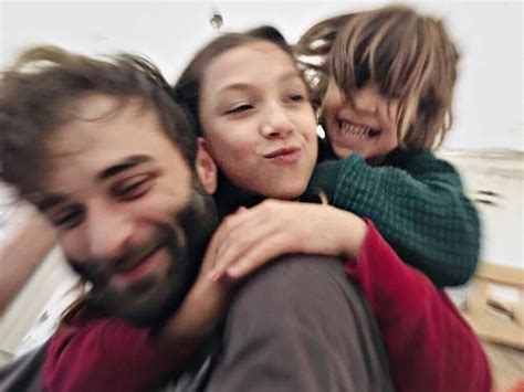 ნელი აგირბა ჩცდ ს მსახიობისგან შვილს ელოდება ნახეთ როგორ გამოიყურება ფეხმძიმე ტელეწამყვანი