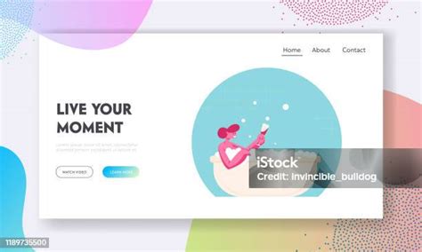 호텔 이나 홈 웹 사이트 방문 페이지에서 거품과 목욕에서 휴식 하는 젊은 여자 거품 욕조 웹 페이지 배너 만화 플랫 벡터