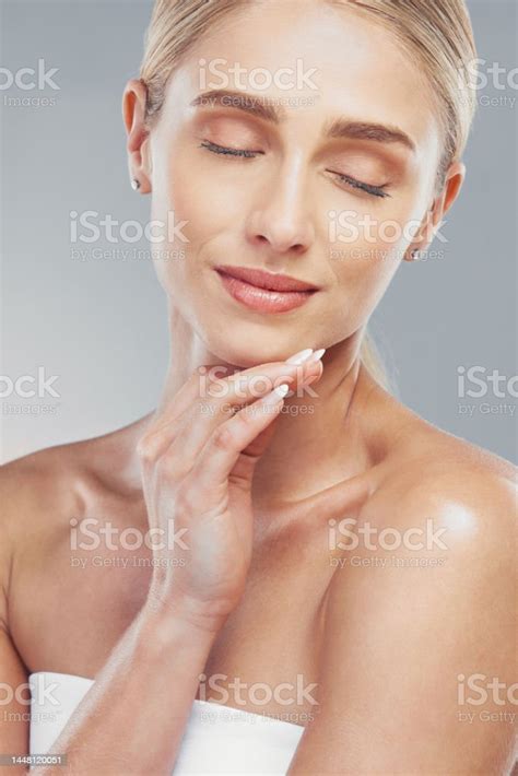 화장품 메이크업 및 피부과 제품으로 건강 웰빙 및 자기 관리를 위한 스튜디오에서 여성의 아름다움 스킨케어 및 얼굴 럭셔리 페이셜 자연스러운 광채 피부 자기애를 위해 포즈를