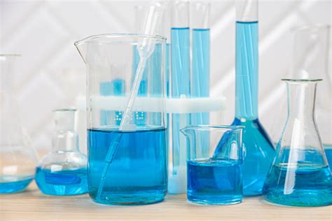 테스트 튜브에 파란색 액체가있는 실험실 유리 제품 과학 실험실 플라스크 드롭퍼 페트리 접시 비커 및 실린더 실험실 장비 0명에 대한 스톡 사진 및 기타 이미지 Istock