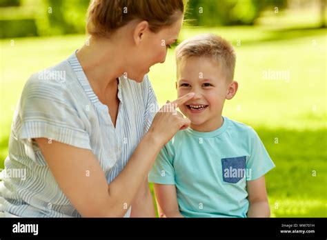 Glückliche mutter und sohn Fotos und Bildmaterial in hoher Auflösung Alamy