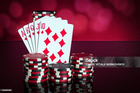 로얄 플러시 조합의 포커 카드 포커 클럽에서 카드와 칩을 클로즈업합니다 무료 광고 공간 0명에 대한 스톡 사진 및 기타 이미지 0명 겜블링 칩 경계 Istock
