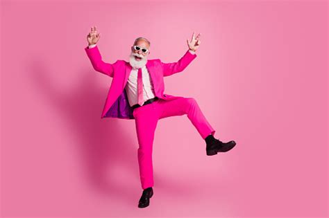 시원한 산타 클로스 남성 앵커 맨 사나이 댄스 우승 옷을 입은 선글라스 핑크 슈트 절연 파스텔 배경의 전체 크기 사진 55 59세에 대한 스톡 사진 및 기타 이미지 Istock