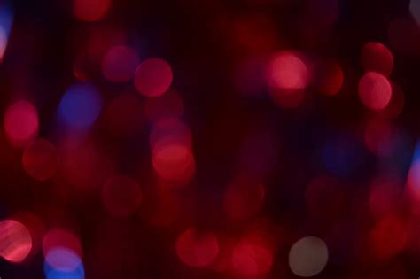 Bokeh 휴일 배경입니다 크리스마스 조명입니다 반짝임 초점이 맞지 않는 반짝임 새해 배경입니다 축제 벽지 깜박입니다 카니발 보케 복고풍 스타일 사진입니다 바이올렛 빨간색