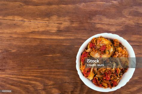 호박 토마토 양파 당근에서 채식주의 대 한 가벼운 야채 스낵 나무 배경 평면도에 흰색 그릇에 식물성 기름에 튀긴 0명에 대한 스톡 사진 및 기타 이미지 Istock