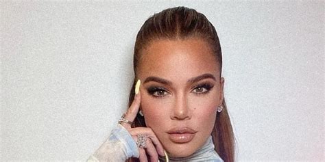 Khloé Kardashian Saffiche Topless Dans Un Jeans Moulant