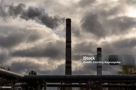 구름과 하늘의 배경에 흰색과 빨간색 파이프의 어두운 사진 달리는 증기 가열 보일러파이프 강철에 대한 스톡 사진 및 기타 이미지 강철 개선 거리 Istock
