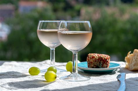 프랑스 프로방스의 로즈 와인 두 개의 와인 잔에 야외 테라스에서 부드러운 염소 치즈와 함께 차가운 제공 0명에 대한 스톡 사진 및 기타 이미지 Istock