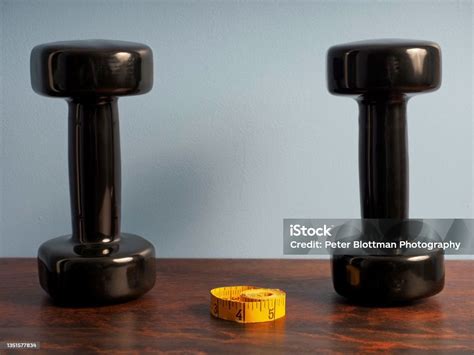 무료 중량 및 테이프 측정 피트니스 및 체중 감량의 진행 상황을 측정하는 컨셉 이미지 다이어트에 대한 스톡 사진 및 기타 이미지 다이어트 도전 0명 Istock