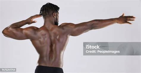 등 몸 모형은 모델 흑인 남성이 피트니스나 운동을 위해 회색 배경에 스튜디오에서 포즈를 취하고 있습니다 근육 건강 및 웰빙과