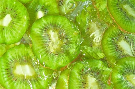 물 배경에서 녹색 키위 과일 조각의 클로즈업 보기 유리 벽에 매크로 거품이 있는 냉각 과일 음료의 질감 플랫 디자인 가로 이미지