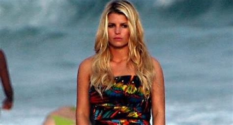 Jessica Simpson Looks Broken