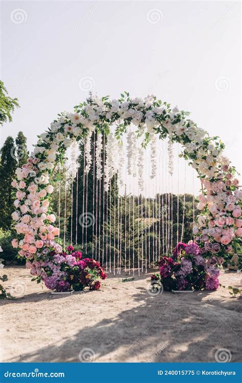 Arco De Flores Para Ceremonia De Boda Al Aire Libre Imagen De Archivo Imagen De Amor Exterior