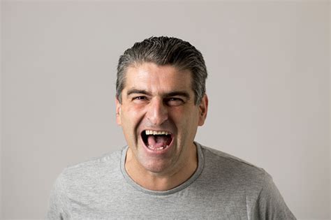 매력 없는 40 대 또는 50 화이트 아파 서에서 재미 있는 남자와 미친 행복 한 얼굴 표현 비명과 미친 소리 얼굴 제스처와 감정 개념에 회색 배경에 고립 40 49세에