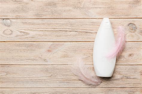 타조 깃털이있는 분홍색 파스텔 배경에 스킨 케어 세럼 세트 스파 화장품 크림 항아리 브랜딩 모형 복사 공간이있는 상판 0명에 대한 스톡 사진 및 기타 이미지 Istock