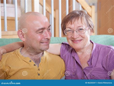 Mutter Mit Erwachsenem Sohn Auf Couch Stockbild Bild Von F Llig Person